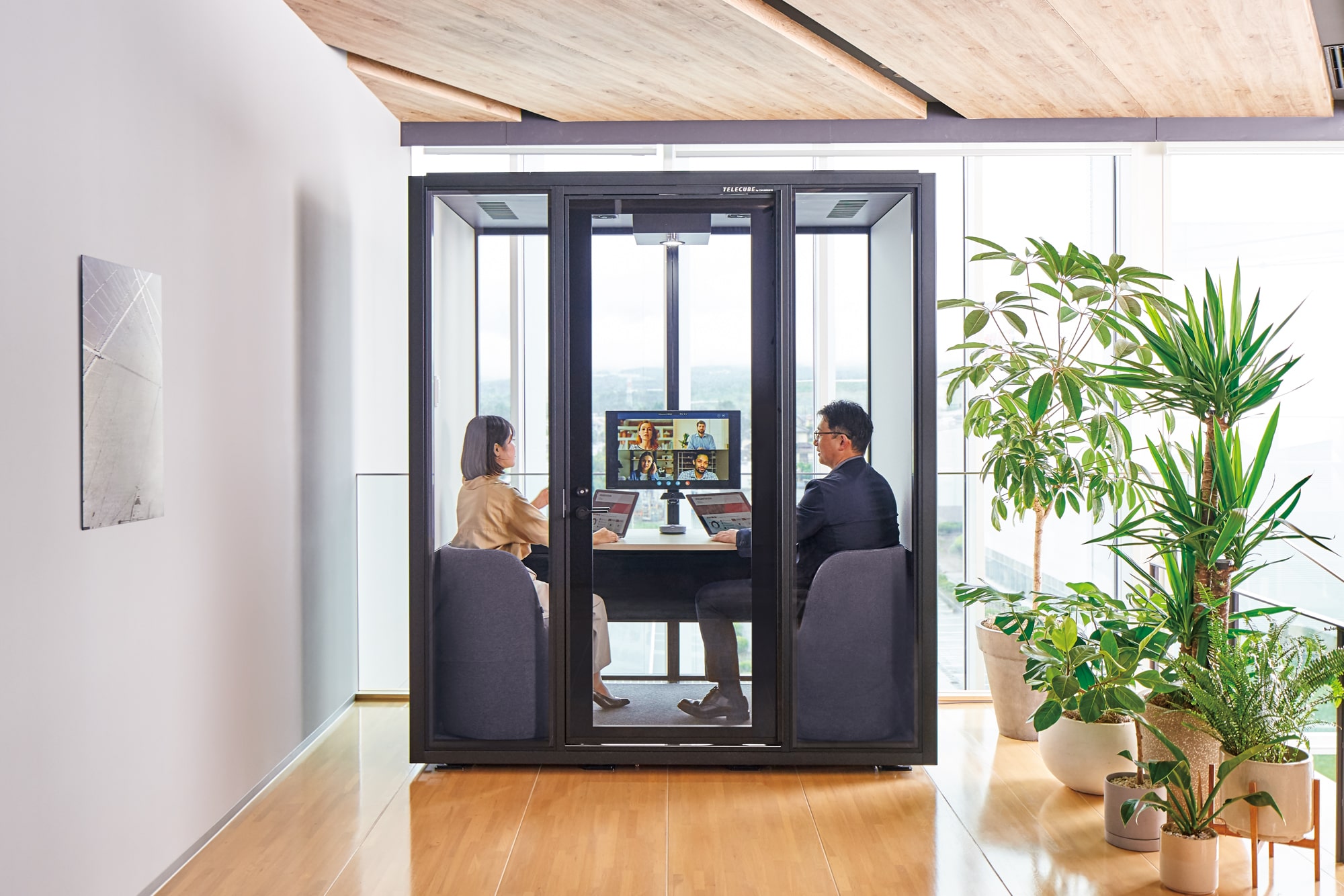 フルクローズ型ワークブース 「テレキューブ by オカムラ」｜株式会社オカムラ
